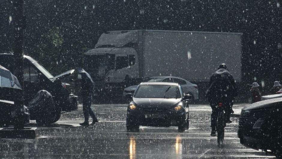 Heavy rain floods areas around I-240 loop in Shelby County; motorists ...